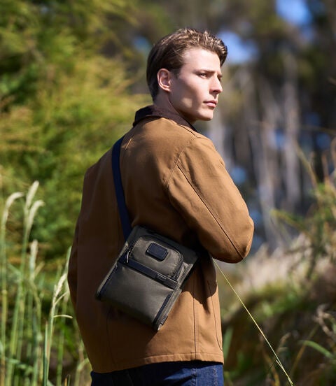 Alpha Pocket Bag Small in Navy | TUMI HK